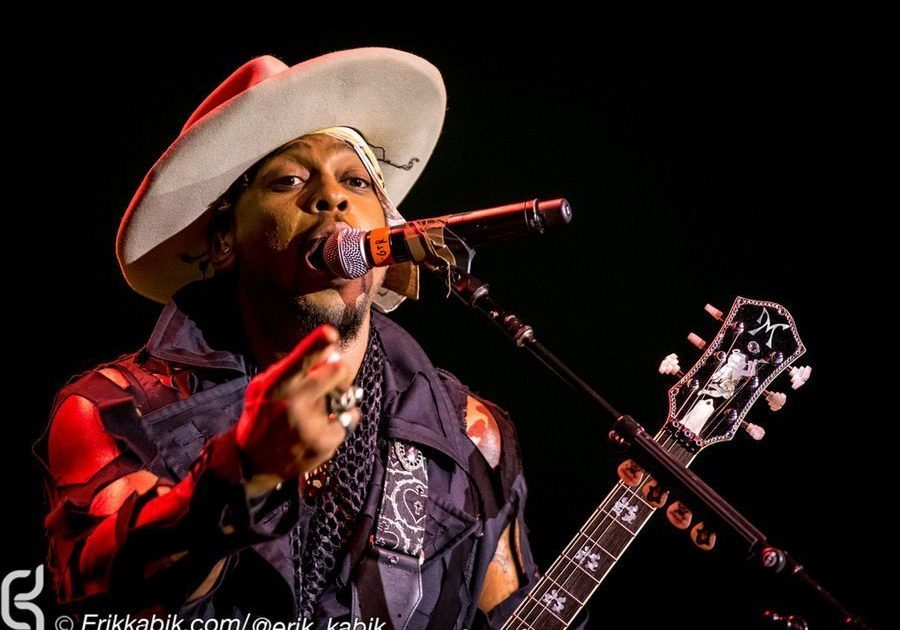 Stunning Photographs Capture D'Angelo & The Vanguard's Exciting Vegas Show