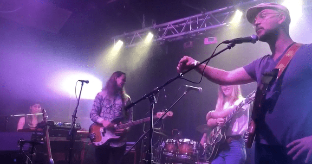 Watch Tom Hamilton Shut Down A Heckler During Ghost Light's Gorgeous ...