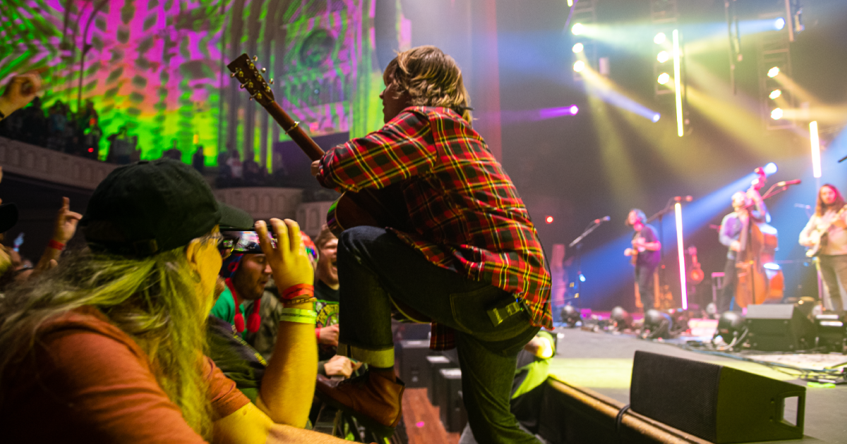 Billy Strings Continues 'Deja Tu' Experiment With Momma Strings As ...