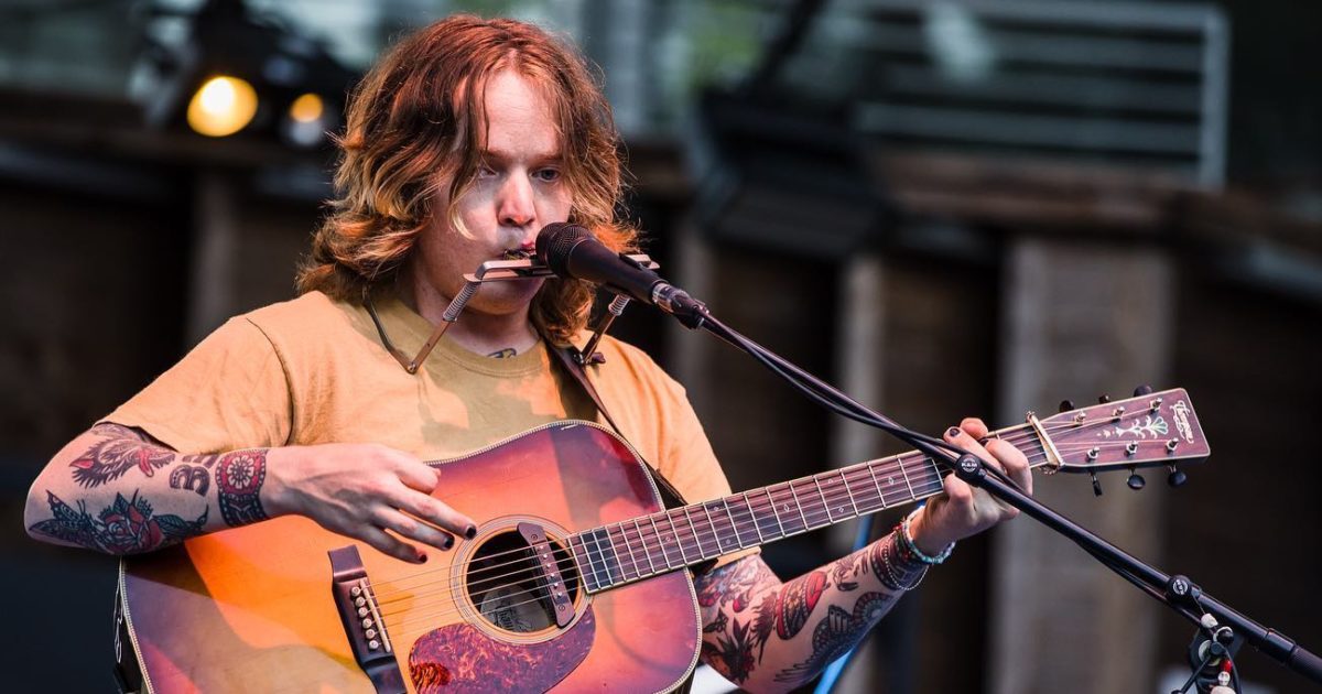 Billy Strings Shakes The "Blue Ridge Mountain Blues" On Night One In ...