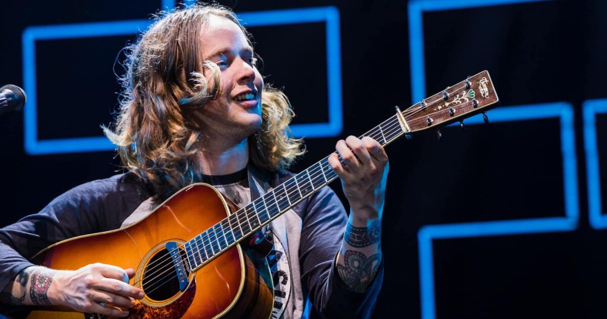 Billy Strings Gets Stuck Inside Of Mobile With A Bob Dylan Debut ...