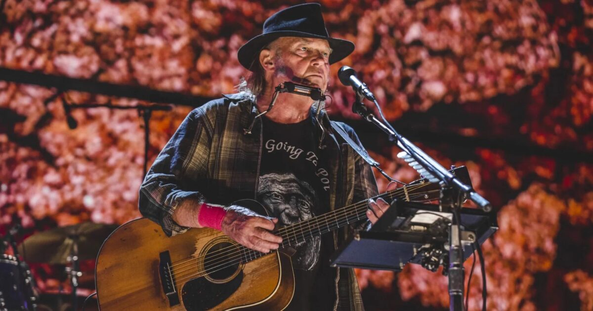 Neil Young Returning To Touring For Run Of Solo Acoustic Shows
