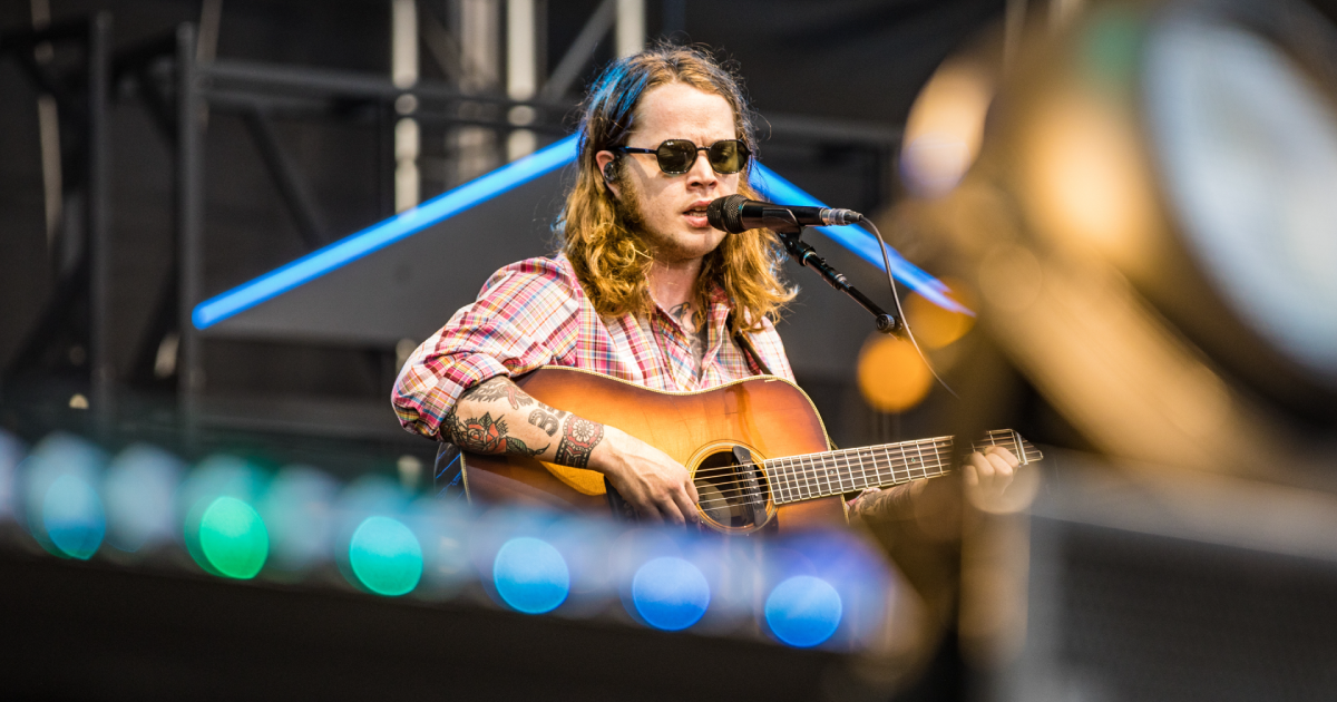Billy Strings Debuts "Whiskey River", "Drifting With The Tide" Covers ...