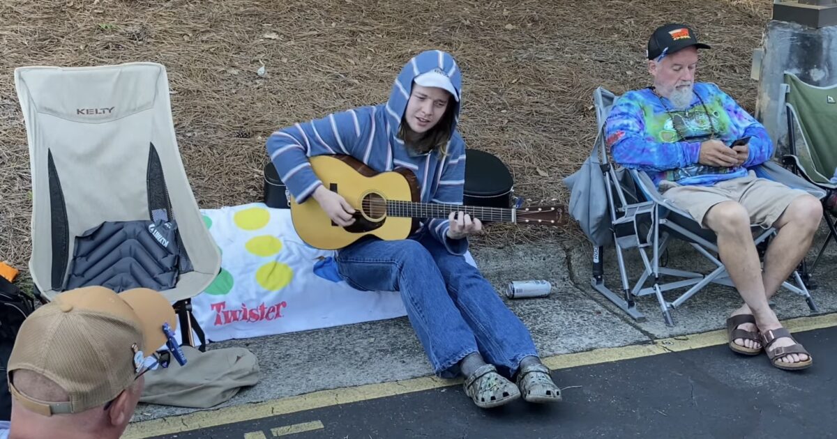 Billy Strings Hangs With Fans In The Parking Lot Ahead Of North ...