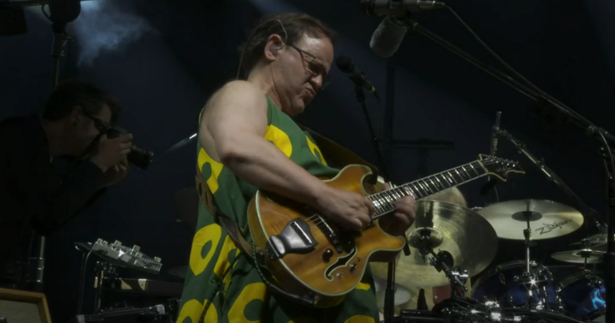 Phish Tries On "The Well", Fish Tries On The Guitar During Wild Weekend ...