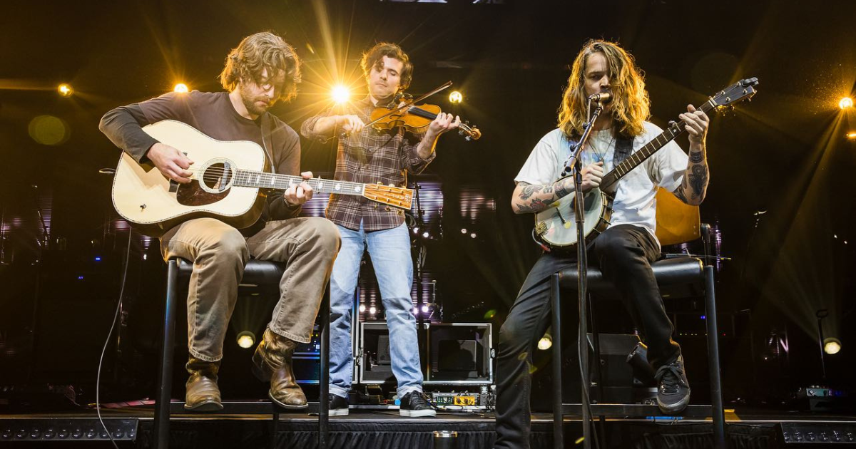 Billy Strings Trades His Axe For Clawhammer Banjo In Independence, MO ...