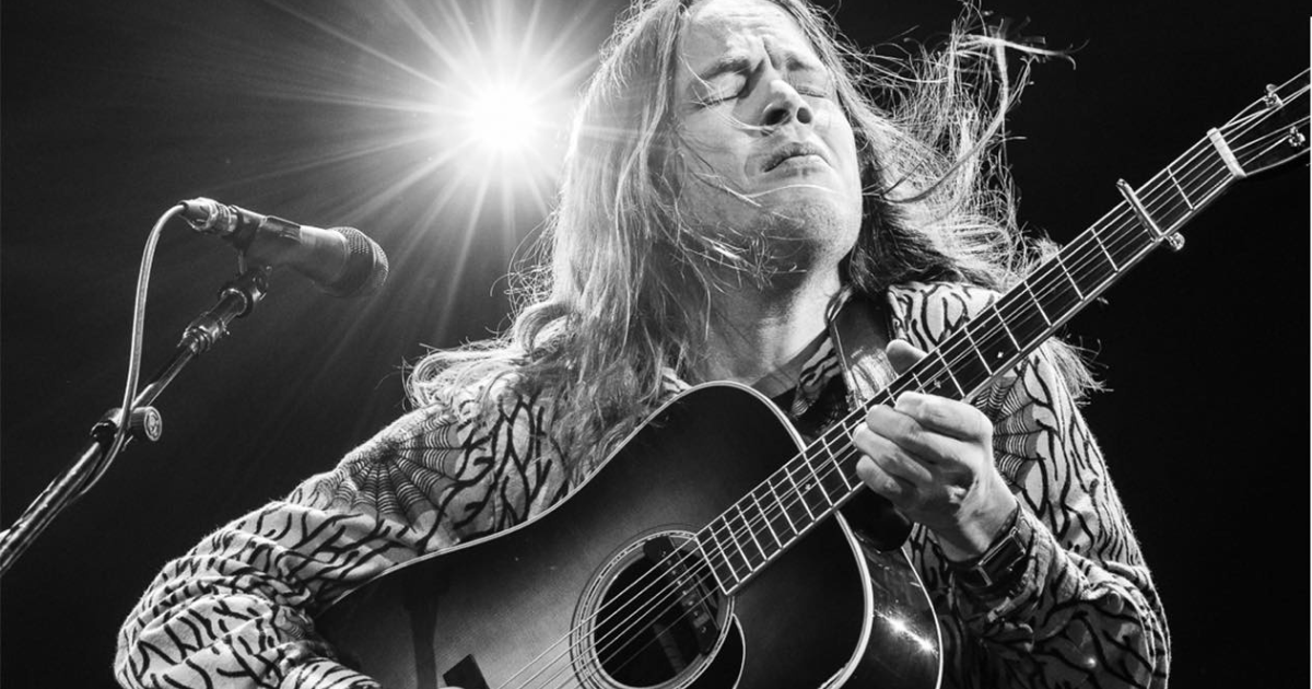 Christmas Time's A Coming: Billy Strings Puts A Bow On Fall Tour ...