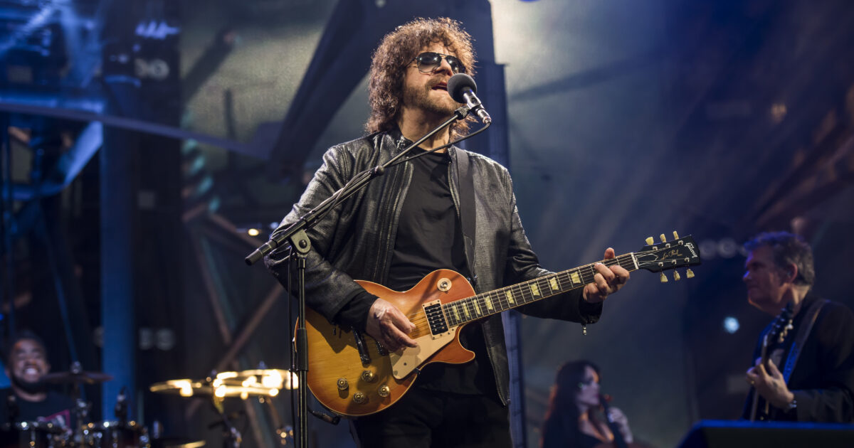 Jeff Lynne's ELO To Say Farewell In 2024 With 'The Over And Out Tour ...