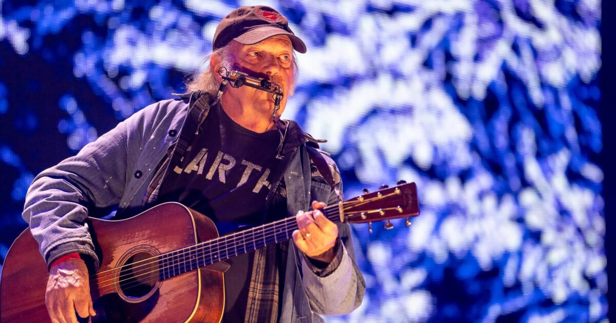 Neil Young & Crazy Horse Open 'Love Earth Tour' With Jam-Heavy Night Of Classics [Videos]