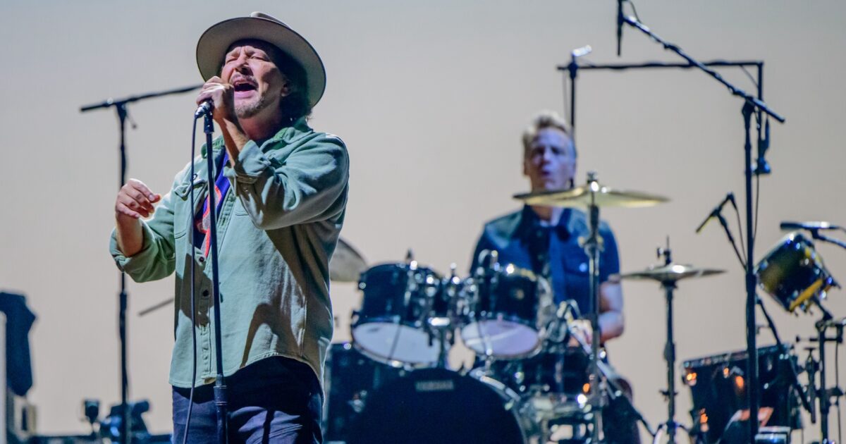 “Look At Us, We’re Home!” Pearl Jam Leaves Another Seattle Crowd ...