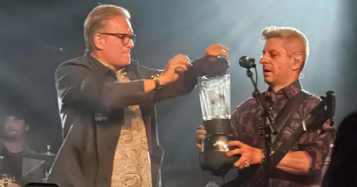 Drew Carey Sticks His Sausage In A Blender At Mike Gordon Show In L.A ...