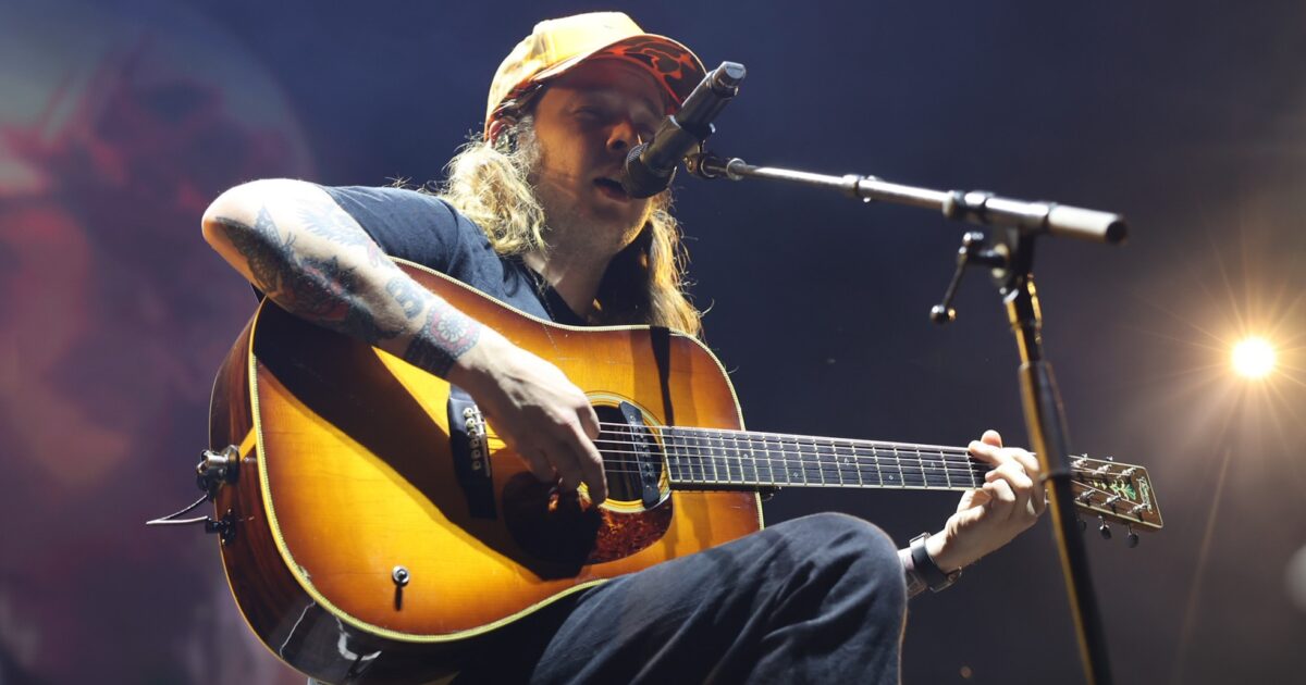 Billy Strings Saves The Best For Last With 14-Minute "Ride Me High ...