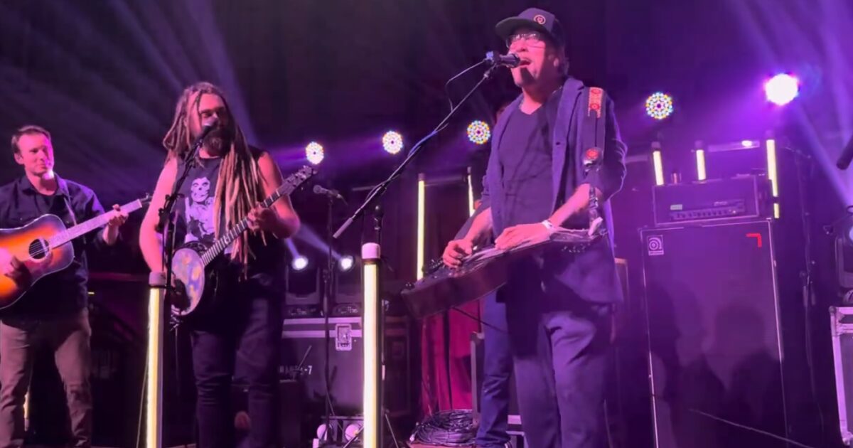 Watch Kitchen Dwellers Surprise Greensky Bluegrass' Anders Beck With "The Four" At Ardmore Music ...