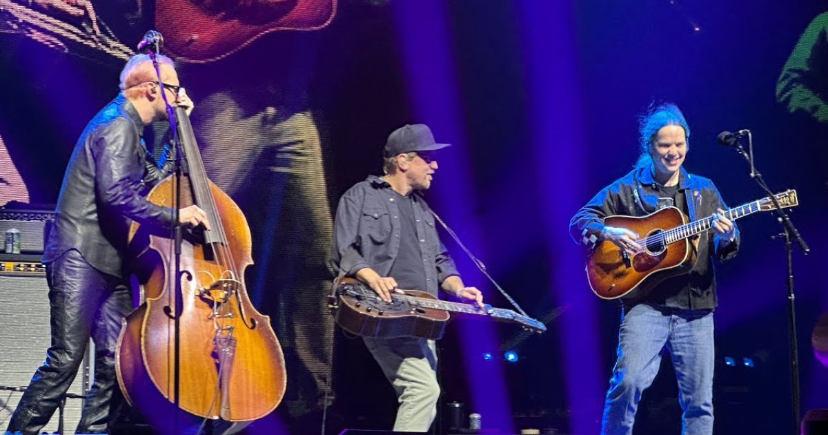 Billy Strings Welcomes Anders Beck Of Greensky Bluegrass, Jason Carter During Nashville Heater ...