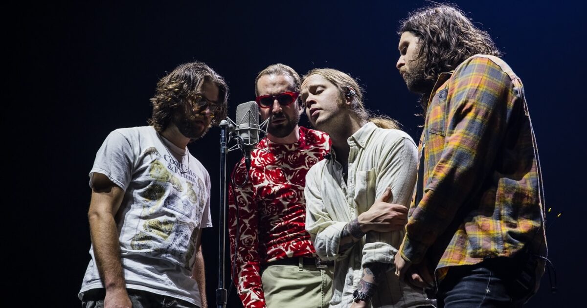 Billy Strings Busts Out Bob Dylan's "Tangled Up In Blue" At Savannah ...