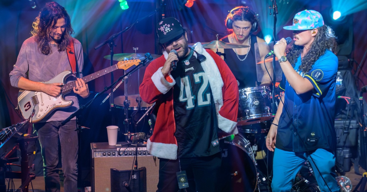 Dogs In A Pile Get Festive With Steve Kimock, Eli Winderman, More ...